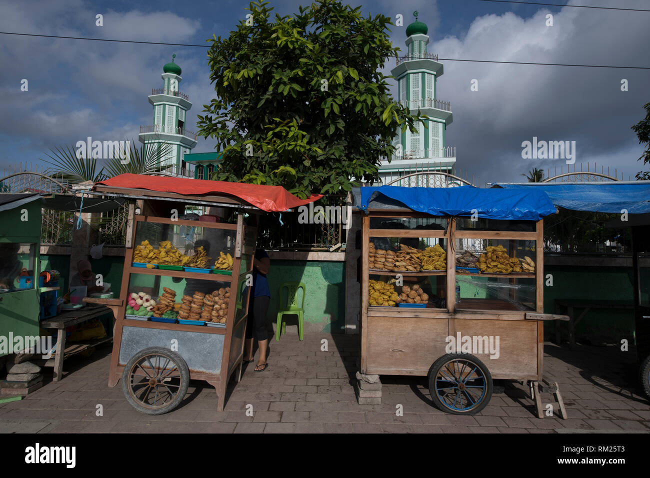 Food carts, Mosque (Masjid An-Nur), Dili, East Timor Stock Photo - Alamy