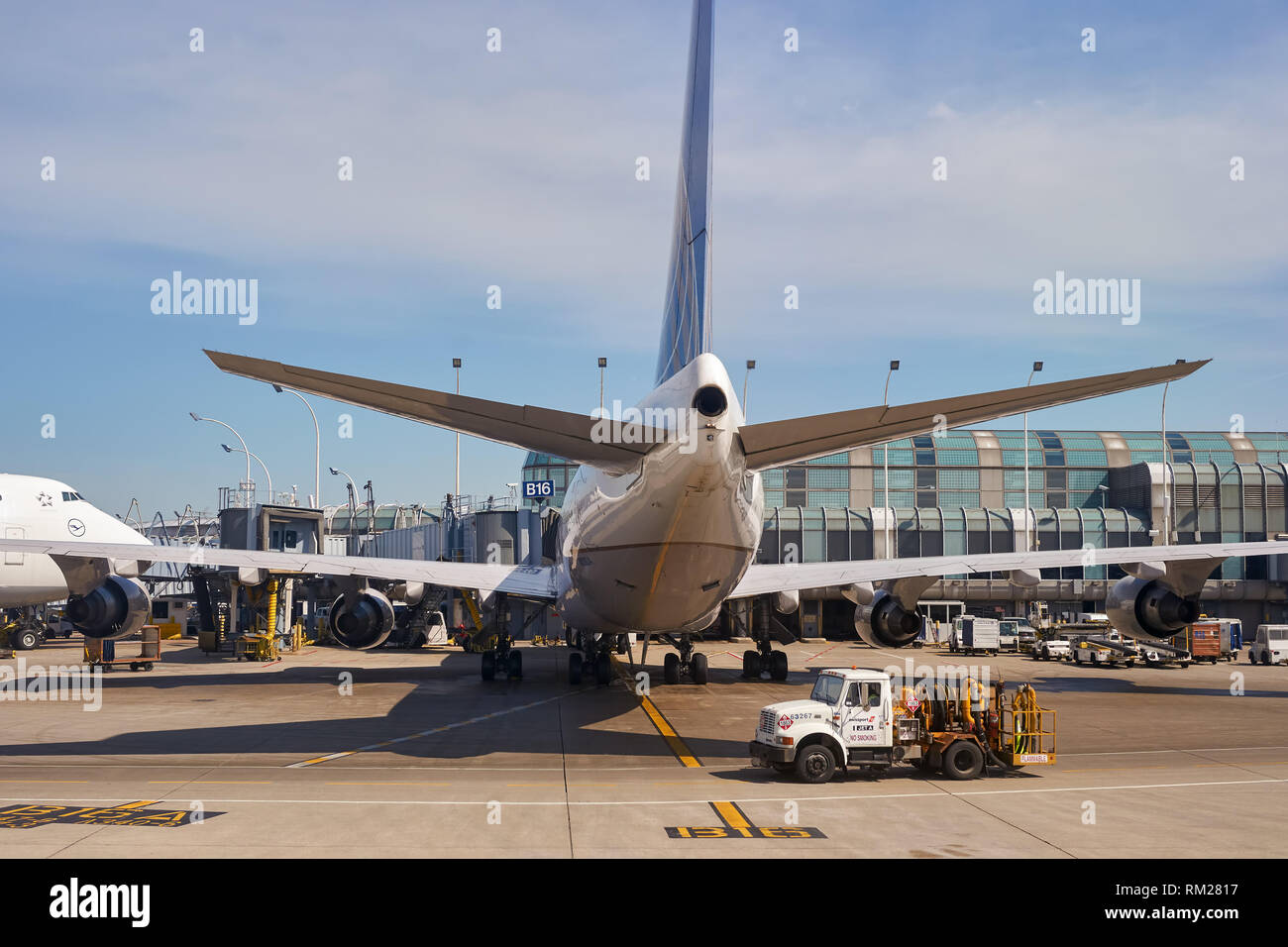 CHICAGO, IL - APRIL 05, 2016: passenger jet aircraft at O'Hare Airport ...