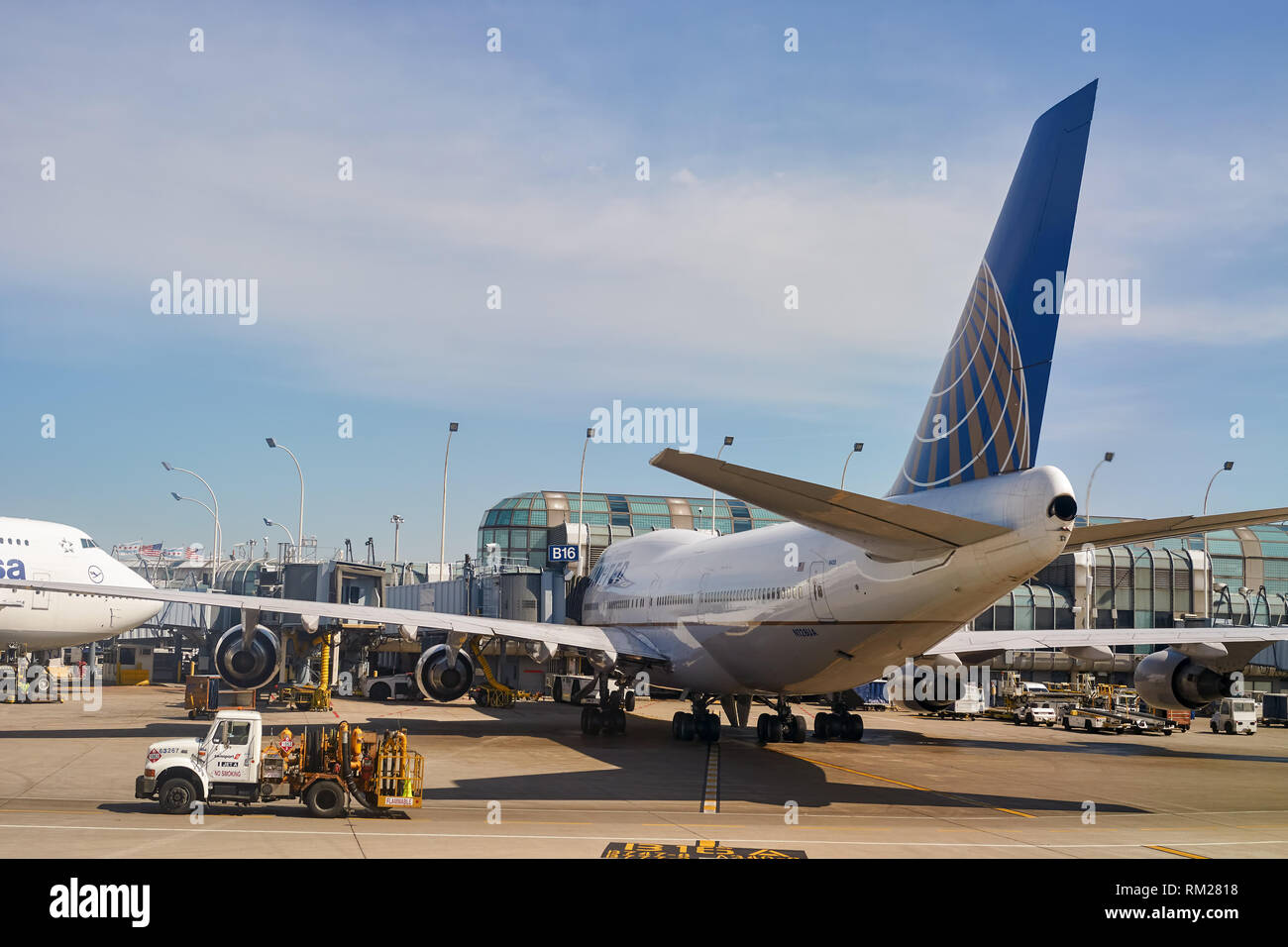 CHICAGO, IL - APRIL 05, 2016: passenger jet aircraft at O'Hare Airport ...