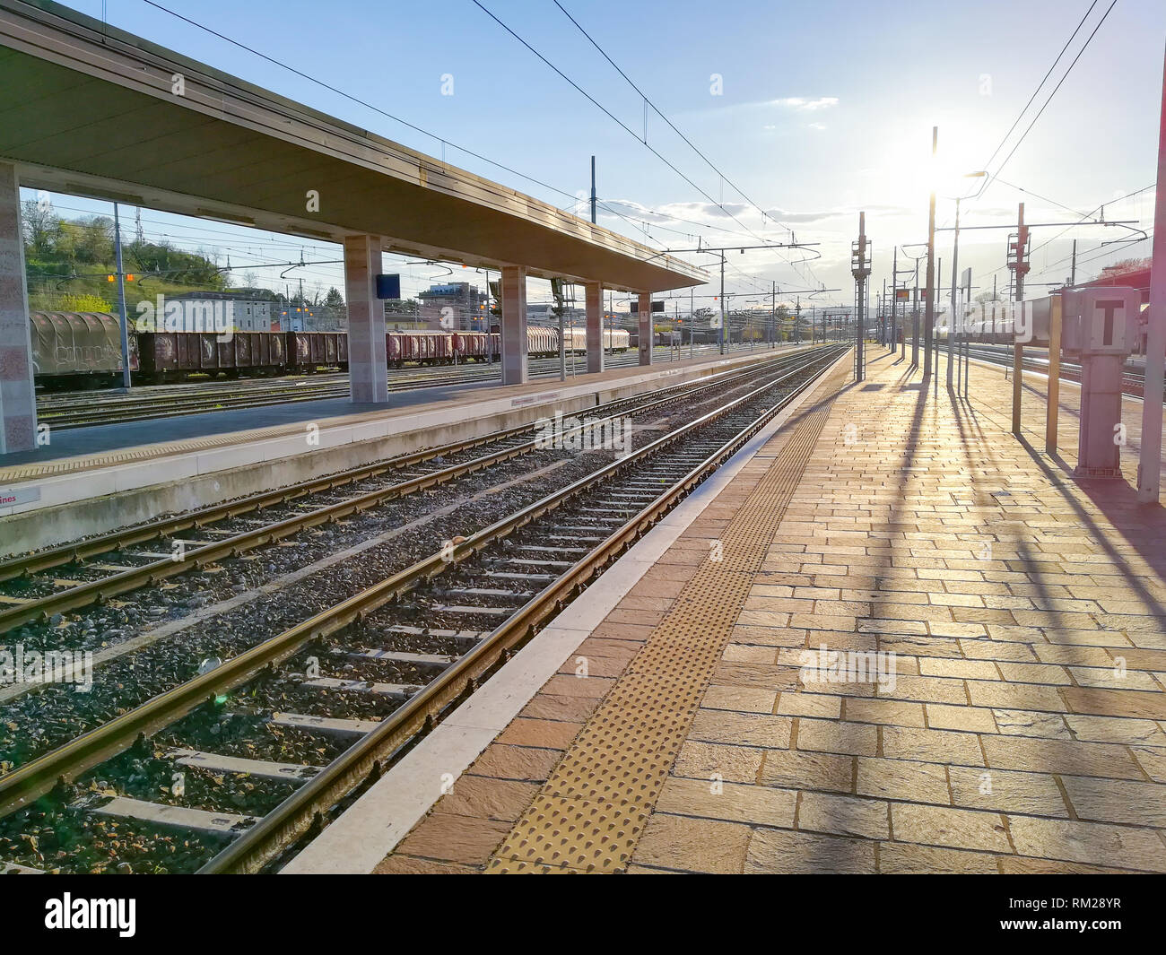 Train tracks perspective view. Transportation mode Stock Photo - Alamy