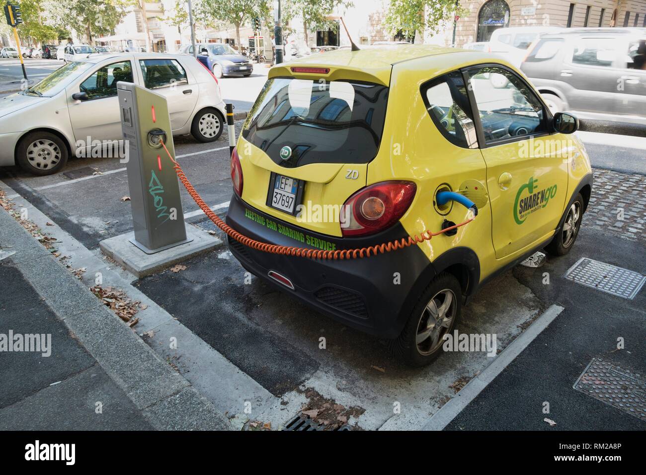 Car share with people hi-res stock photography and images - Alamy