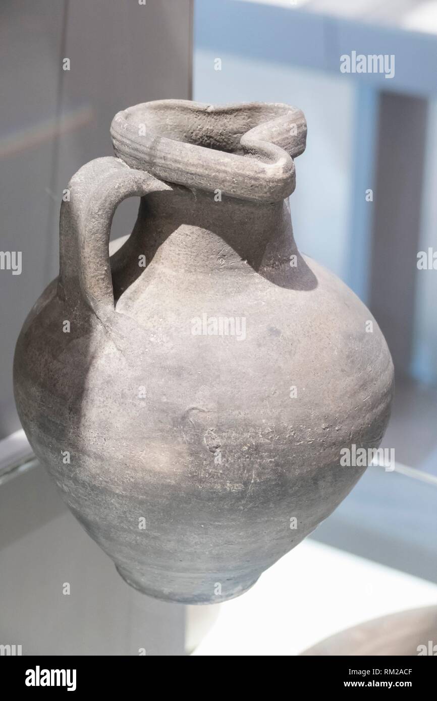Roman pottery hi-res stock photography and images - Alamy