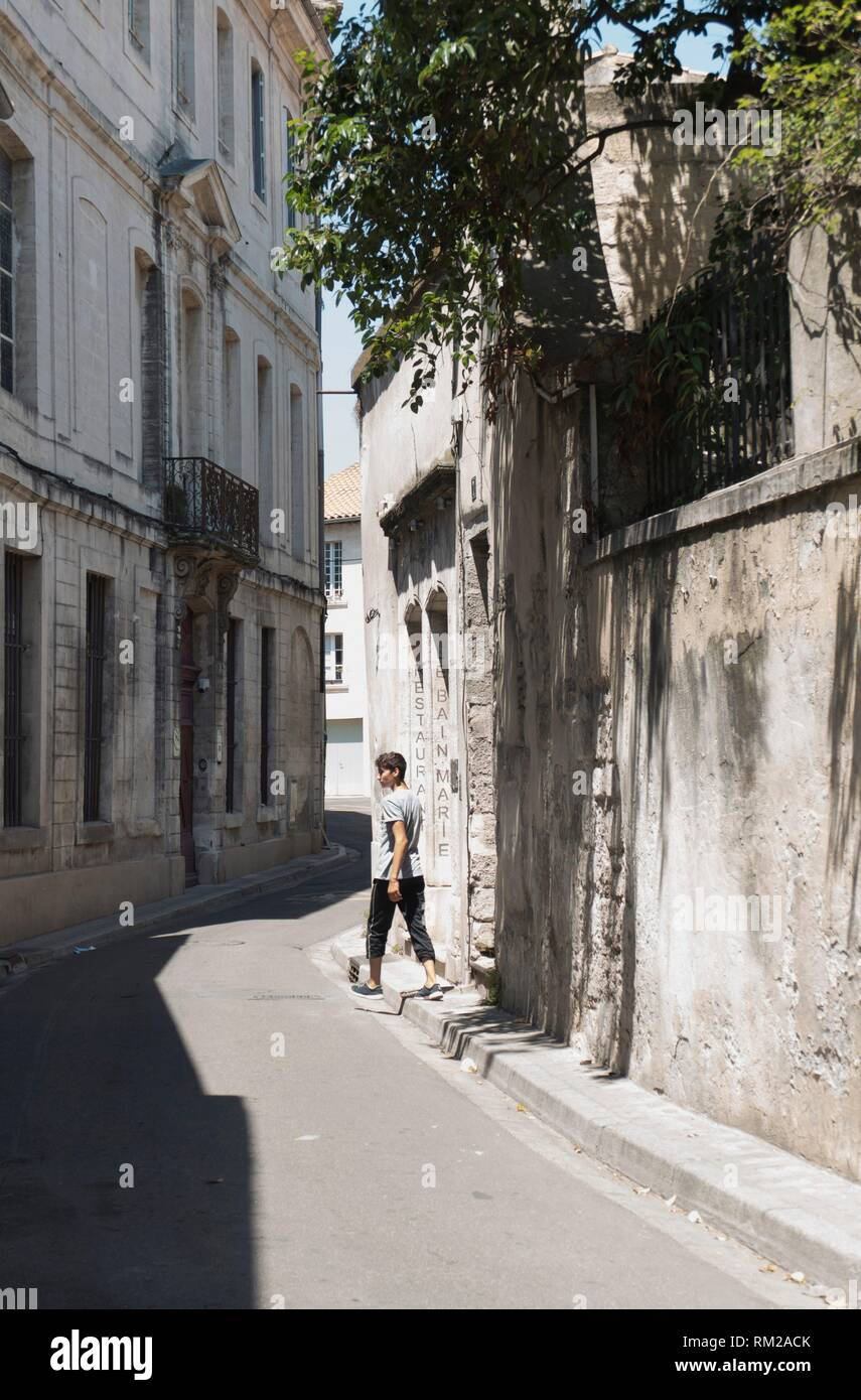Narrow street in avignon hi-res stock photography and images - Alamy