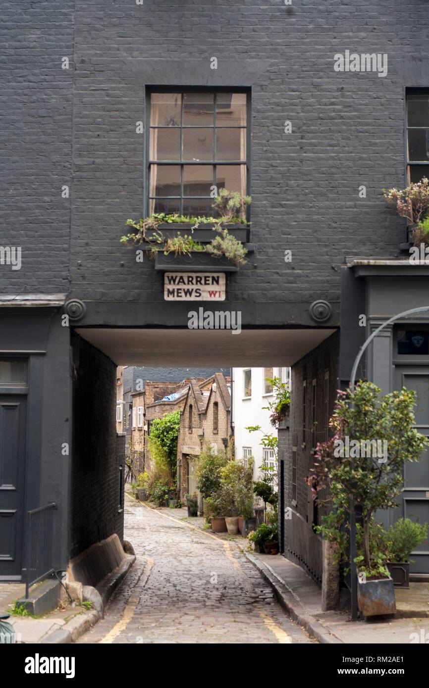 London mews hi-res stock photography and images - Alamy