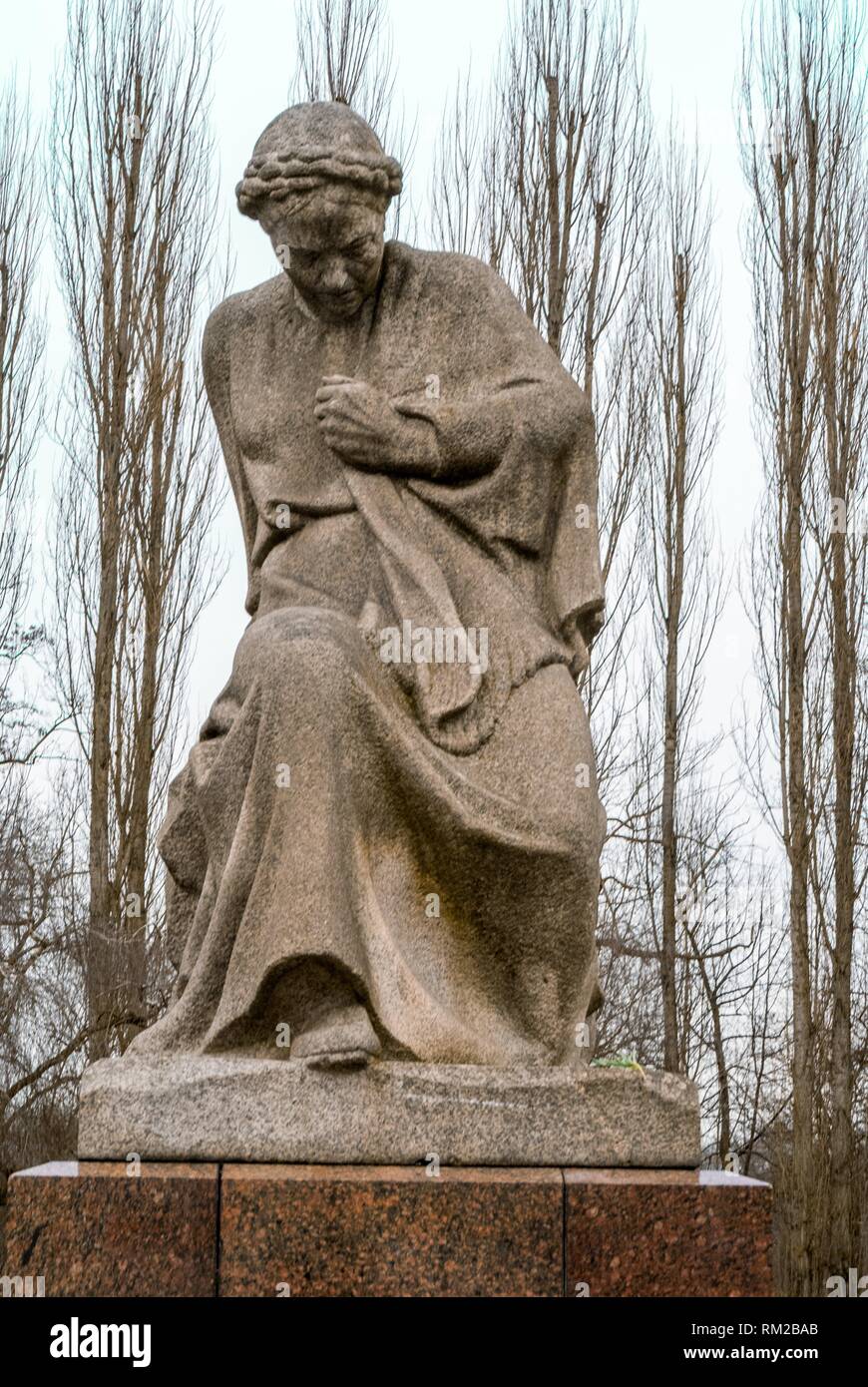 Weeping mother statue hi-res stock photography and images - Alamy