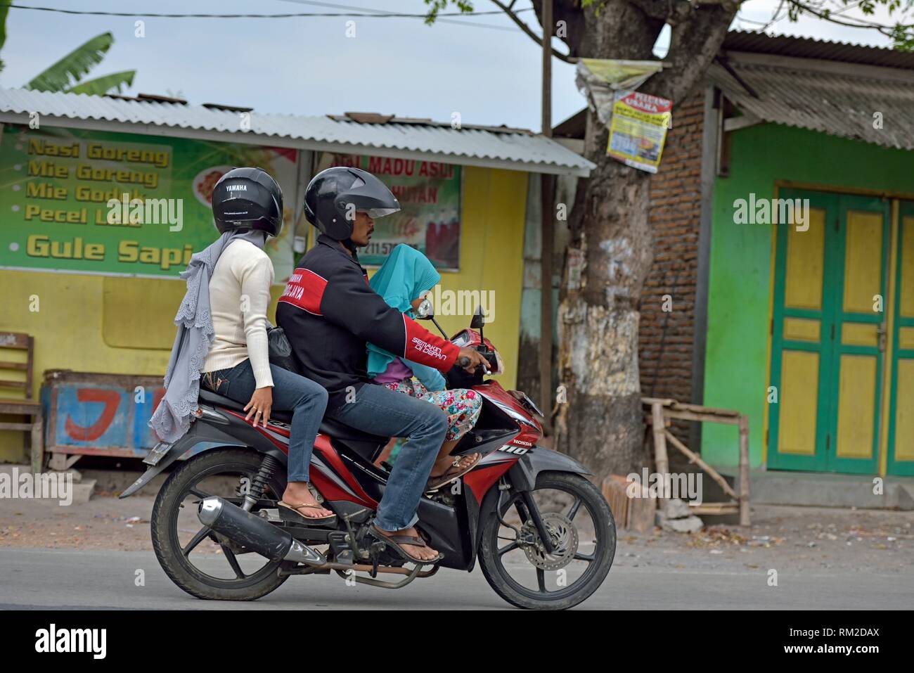 Family on motorcycle hi-res stock photography and images - Alamy
