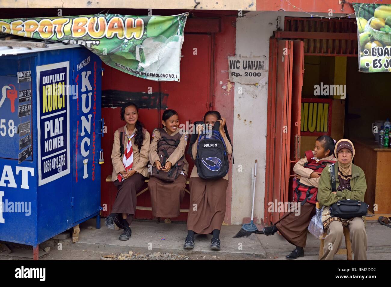 School girl waiting for bus hi-res stock photography and images - Alamy