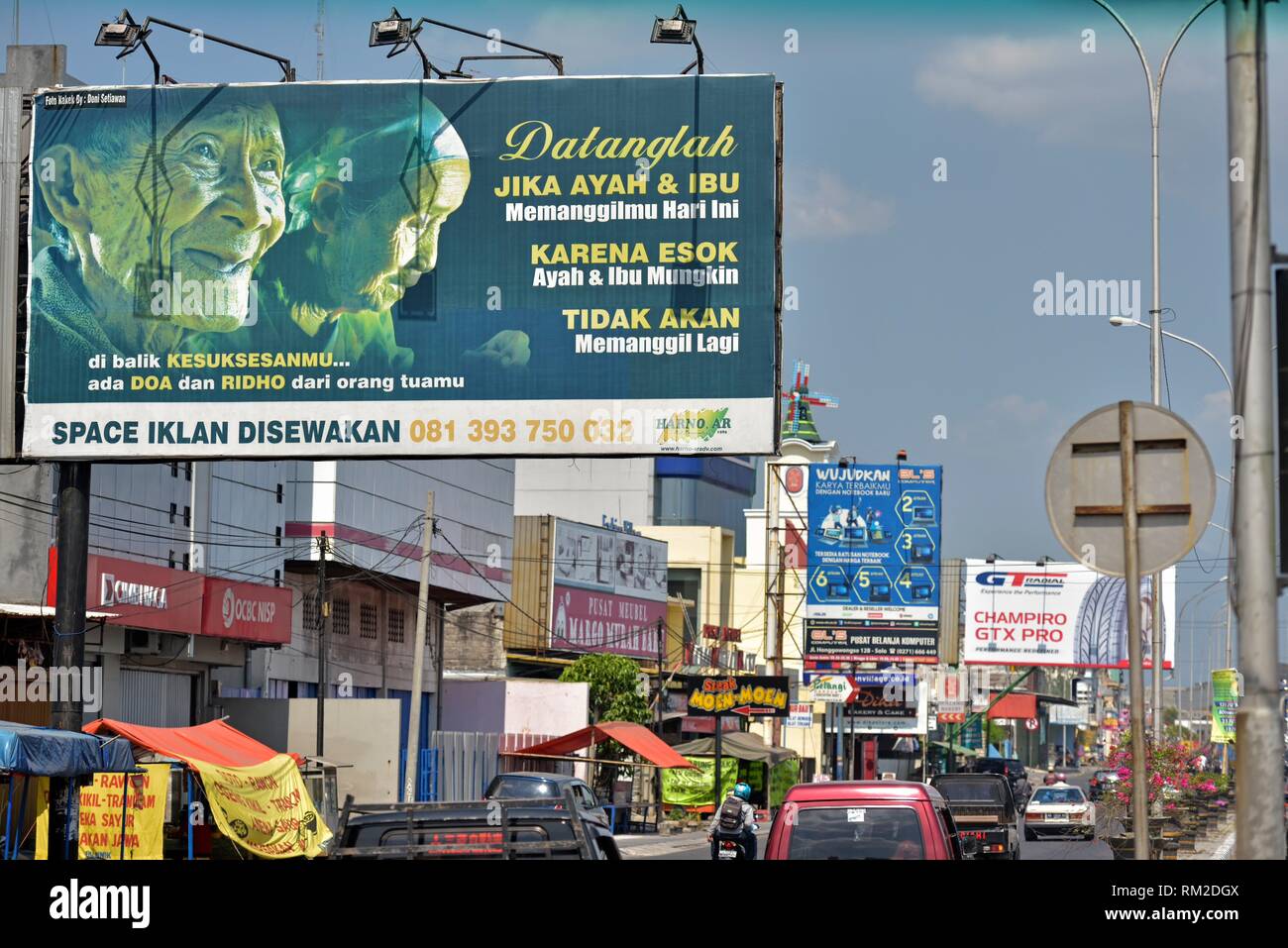 Billboard advertising horizontal hi-res stock photography and images ...