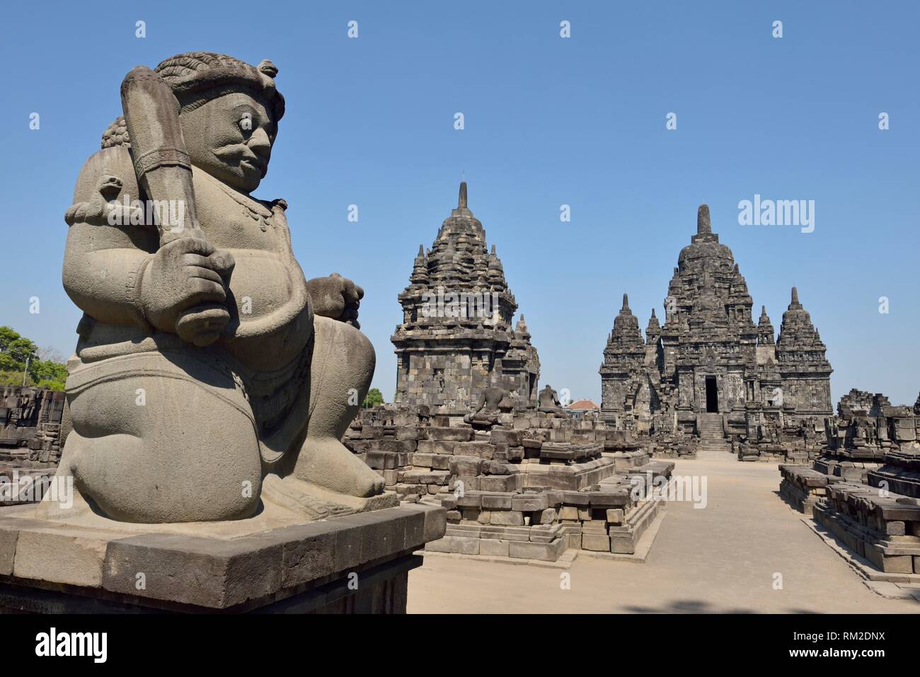 Buddhist temple guardian guardians hi-res stock photography and images ...