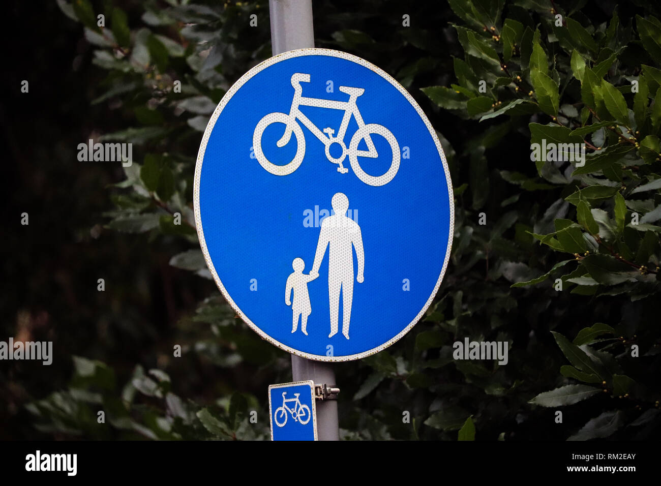 Pedestrian cyclists traffic sign hi-res stock photography and images ...