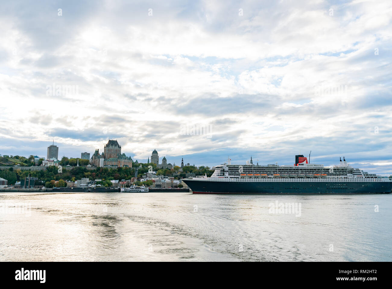 Sunset view of the Quebec city skyline with Fairmont Le Château ...