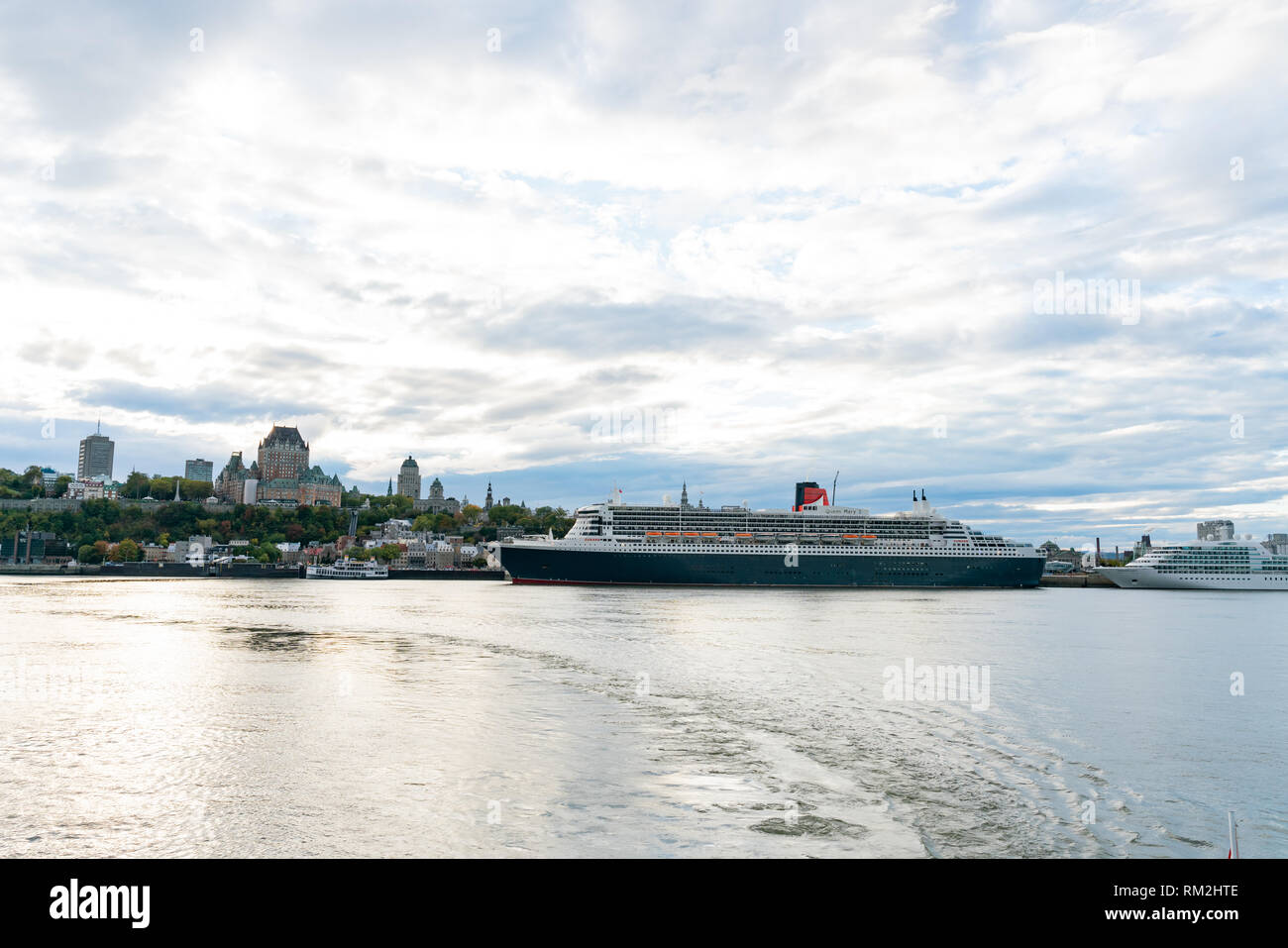 Sunset view of the Quebec city skyline with Fairmont Le Château ...