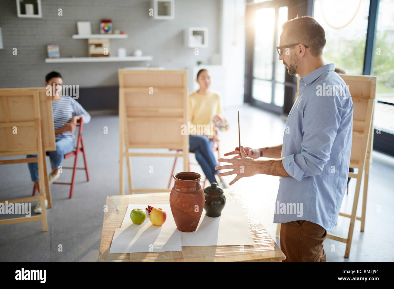 Person explaining art hi-res stock photography and images - Alamy