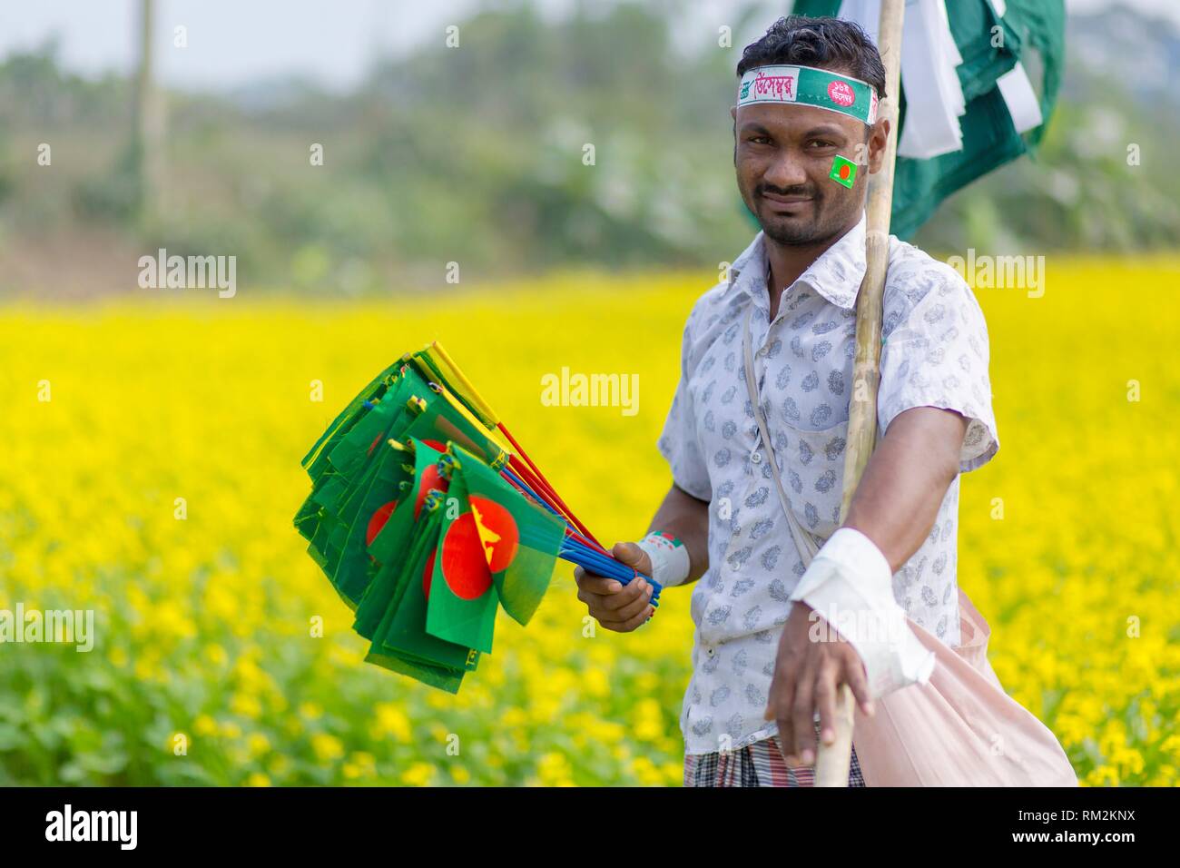 Bangle hawker hi-res stock photography and images - Alamy