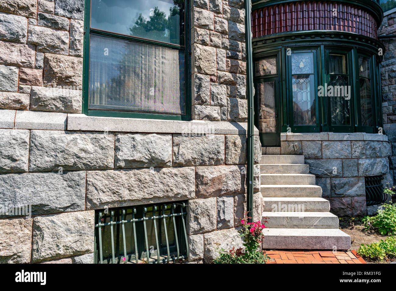 Building curved entrance hi-res stock photography and images - Alamy