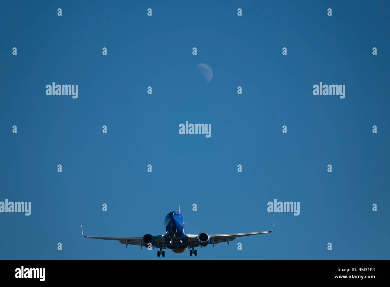 Passenger jet on approach to landing Stock Photo - Alamy