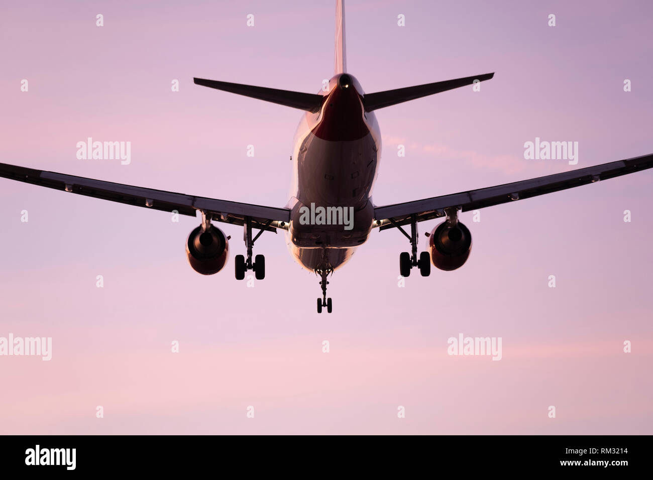 Jet overhead hi-res stock photography and images - Alamy