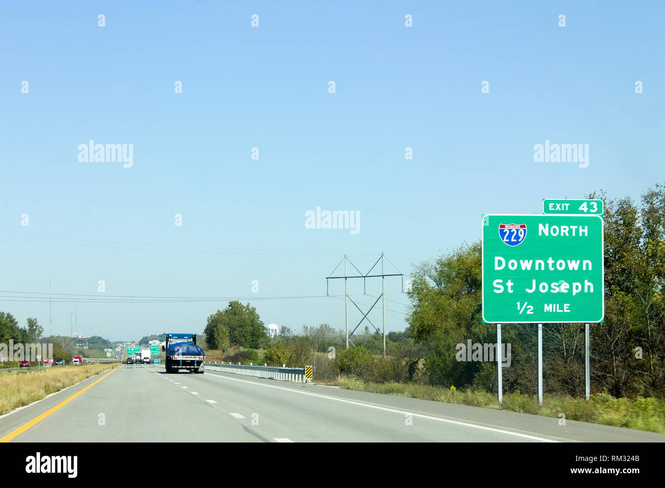 Missouri, USA - 5 October 2016: Freeway signs directing drivers towards ...