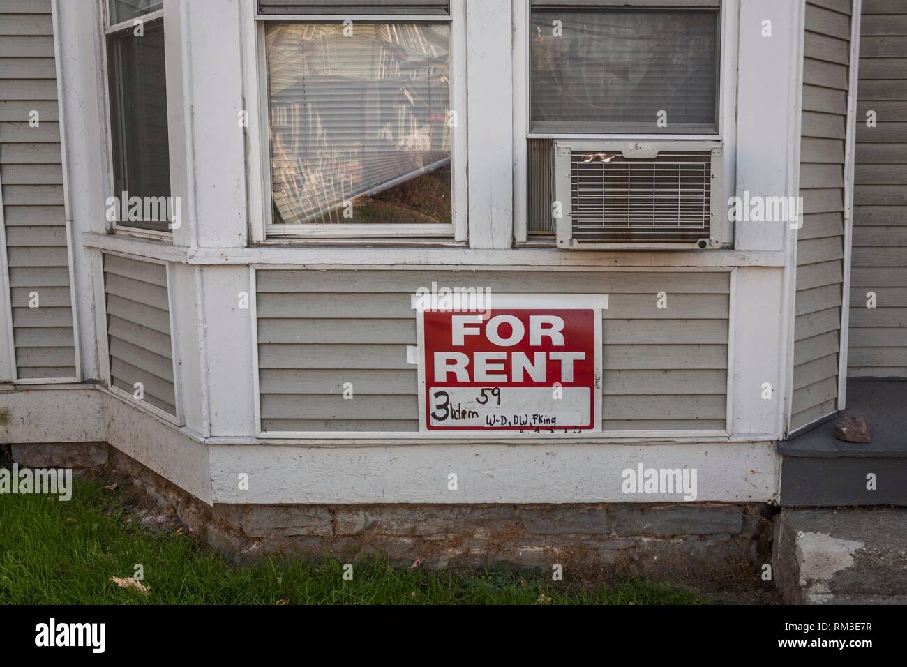 House for rent sign hi-res stock photography and images - Alamy