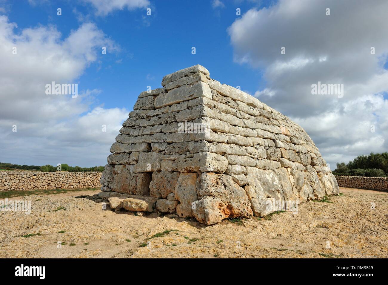 Naveta menorca hi-res stock photography and images - Alamy