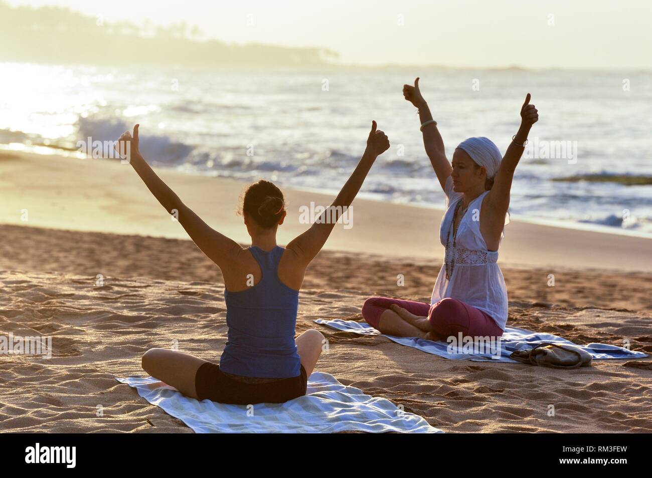 Yoga class on the beach hi-res stock photography and images - Alamy
