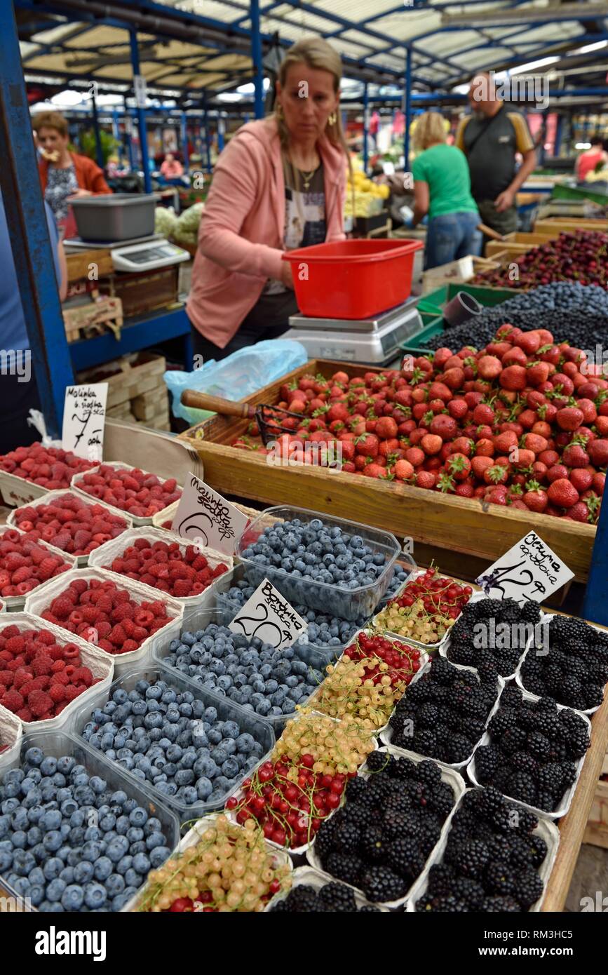 Red berry display hi-res stock photography and images - Alamy