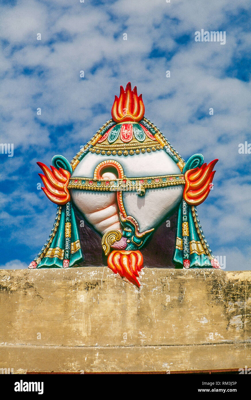 Conch sculpture india hi-res stock photography and images - Alamy