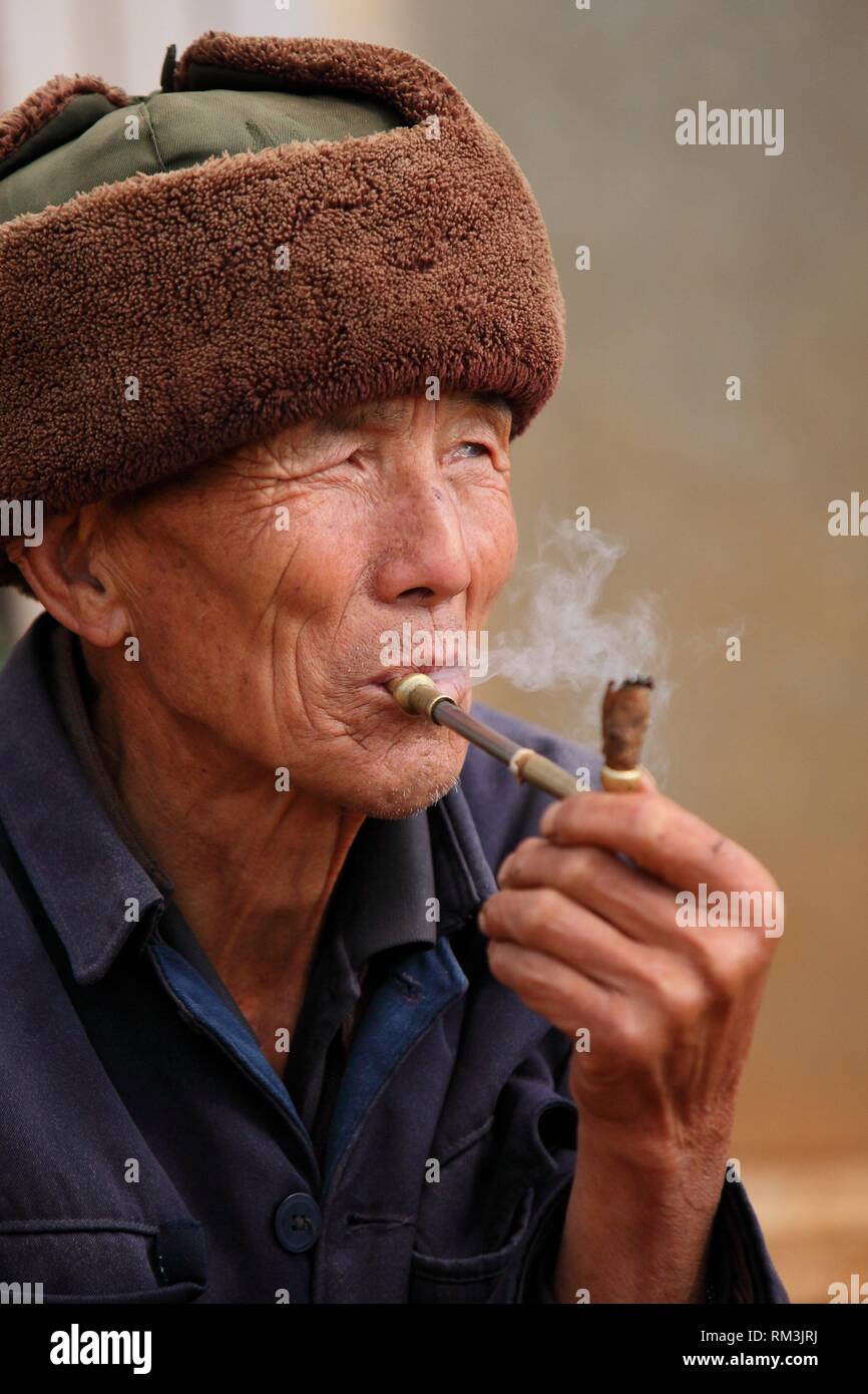 Man smoking pipe china hi-res stock photography and images - Alamy