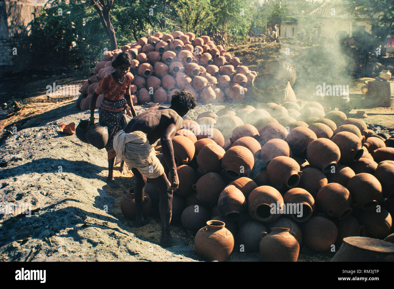 Female pottery worker india hi-res stock photography and images - Alamy