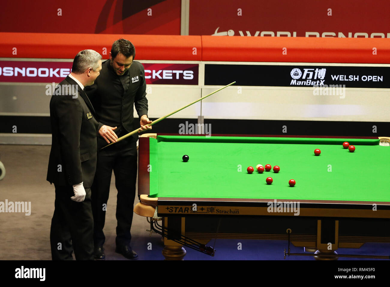 Snooker referee hi-res stock photography and images - Alamy