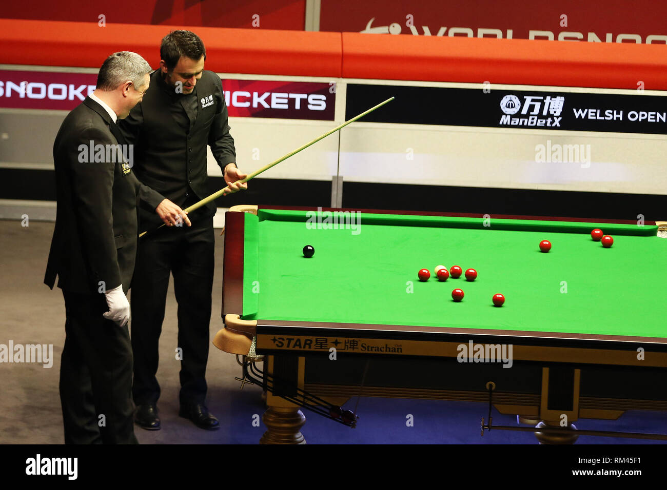 Snooker referee hi-res stock photography and images - Alamy