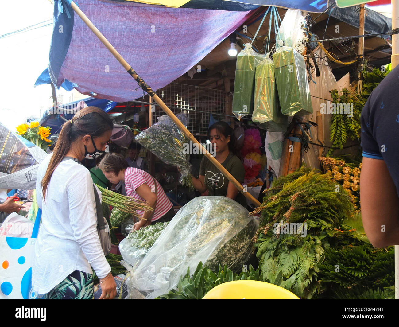 Manila philippines market woman hi-res stock photography and images - Alamy