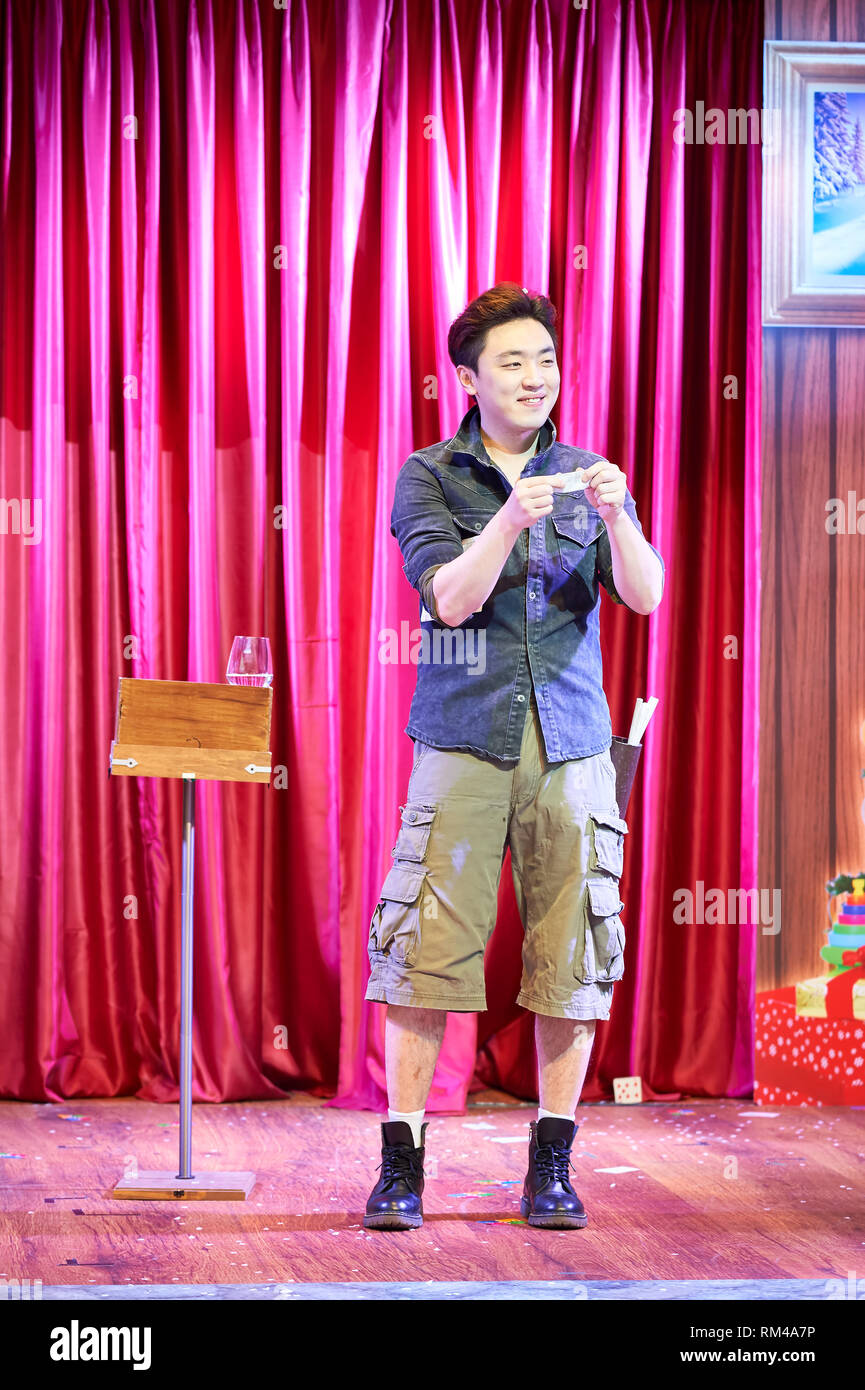 HONG KONG - DECEMBER 24, 2015: Magic performance in Hong Kong Airport ...