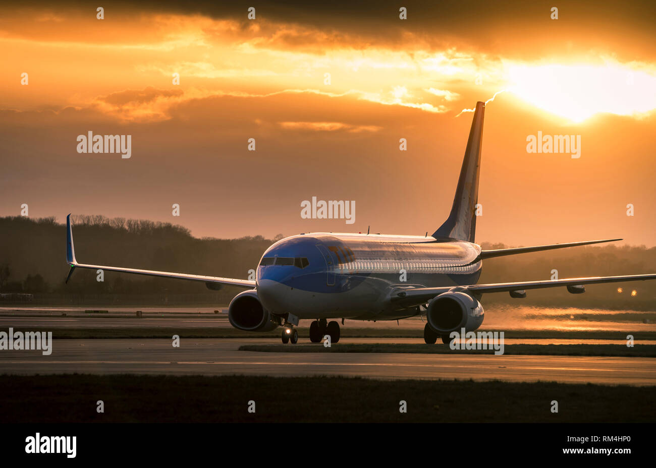 Airport runway night hi-res stock photography and images - Alamy