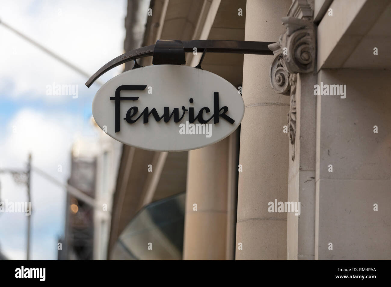 Bond street shop sale sign hi-res stock photography and images - Alamy