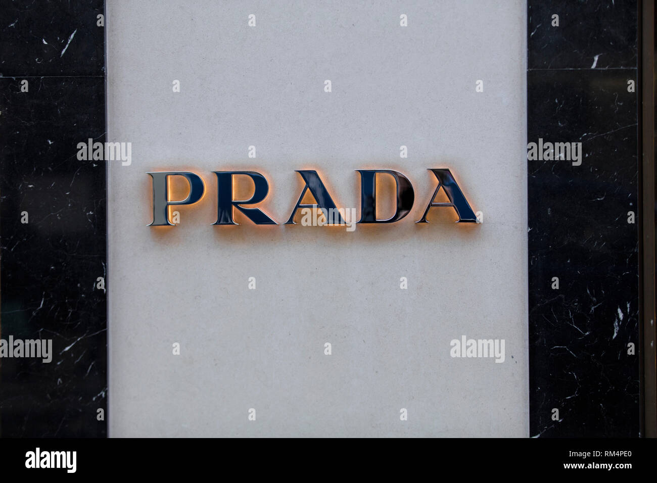 Bond street shop sale sign hi-res stock photography and images - Alamy