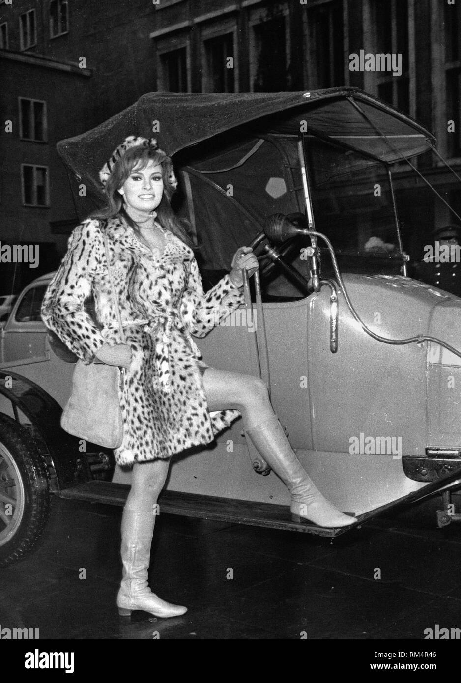 Raquel welch 1960s decade hi-res stock photography and images - Alamy