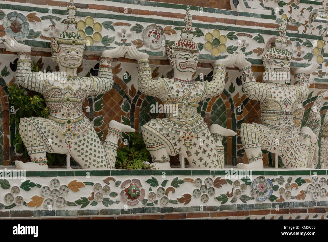 Row of statues at Temple of Dawn Stock Photo - Alamy