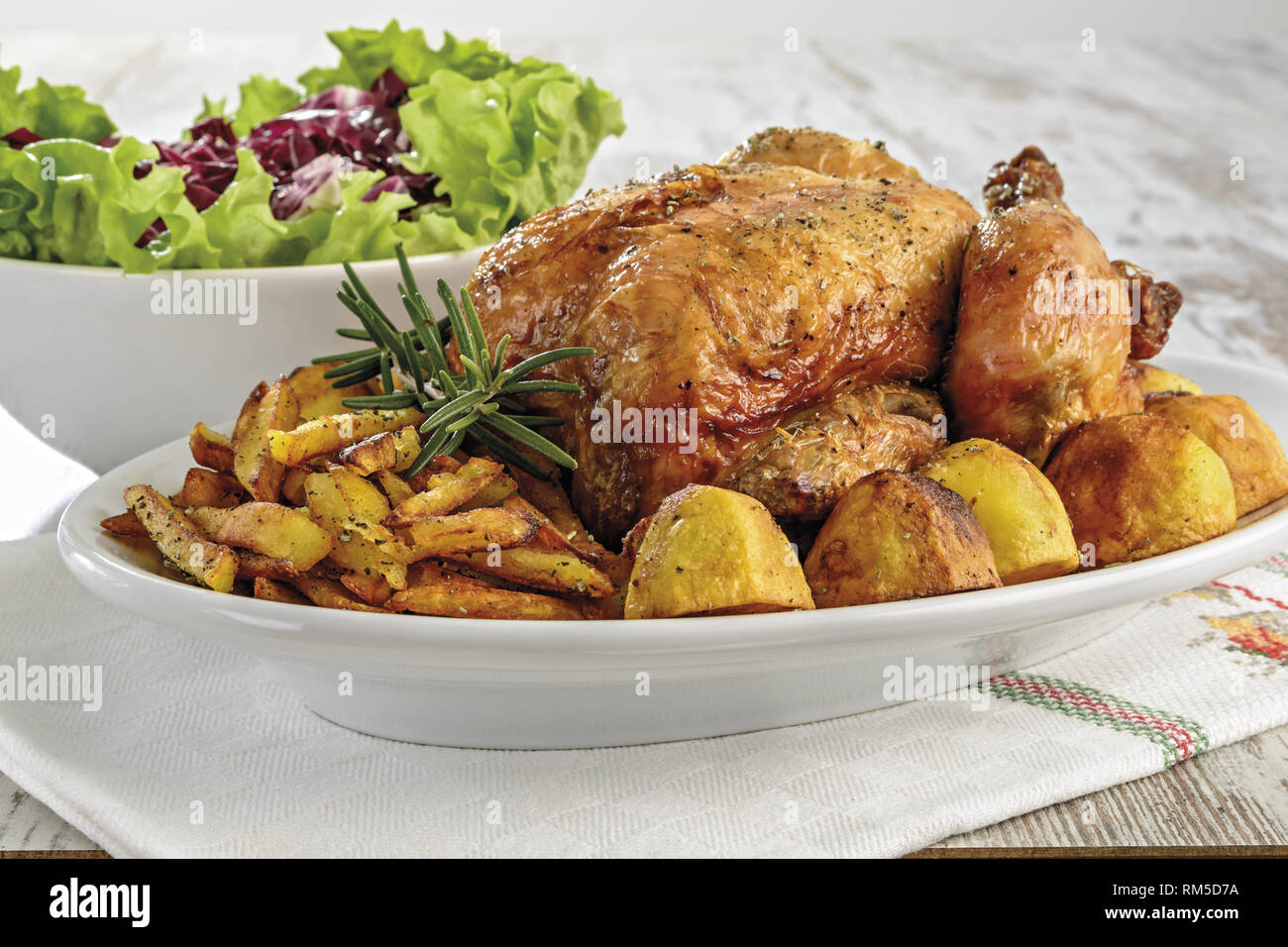pollo arrosto intero patatine e patate e insalata Stock Photo - Alamy