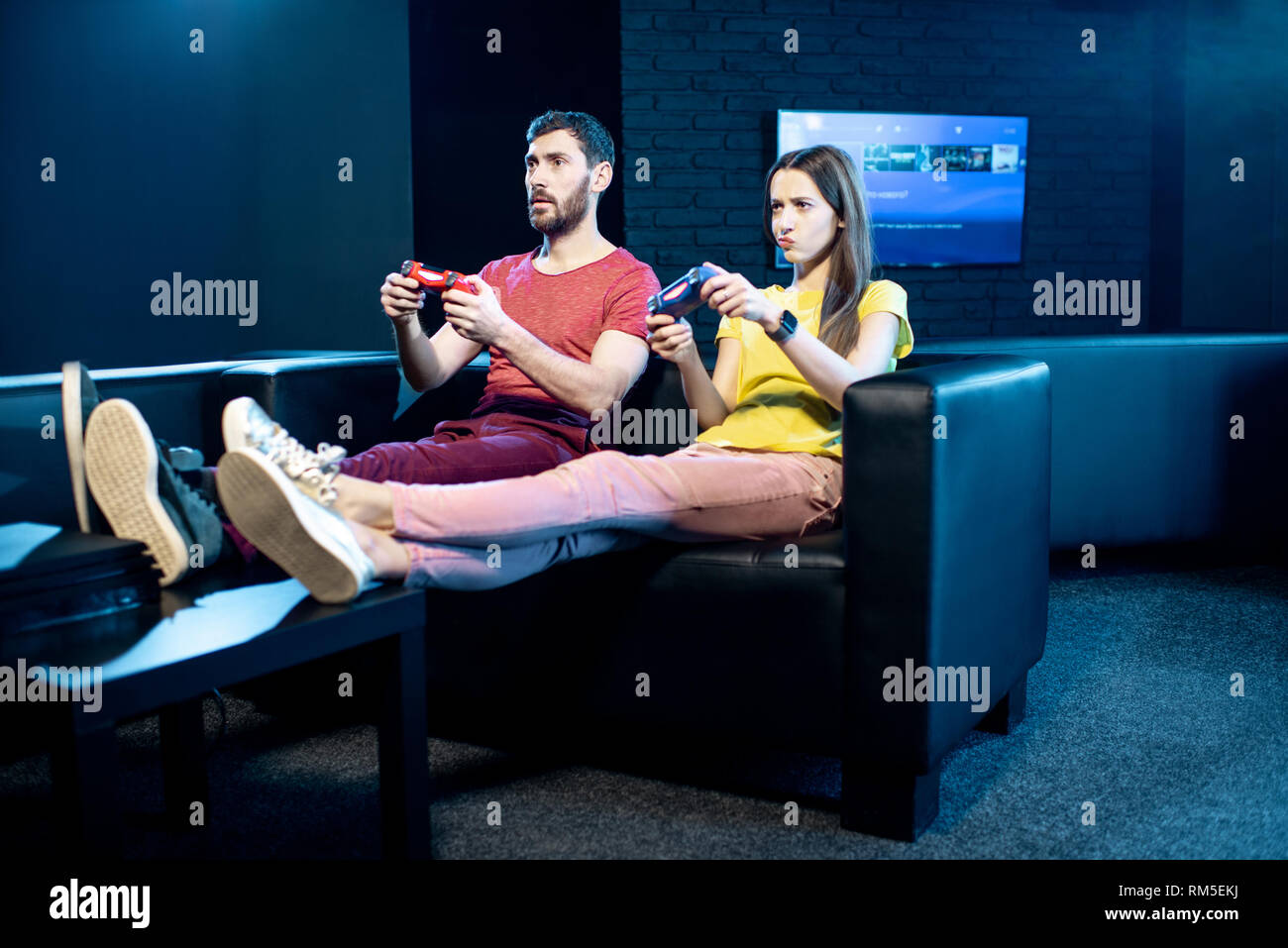 Couple gaming hi-res stock photography and images - Alamy