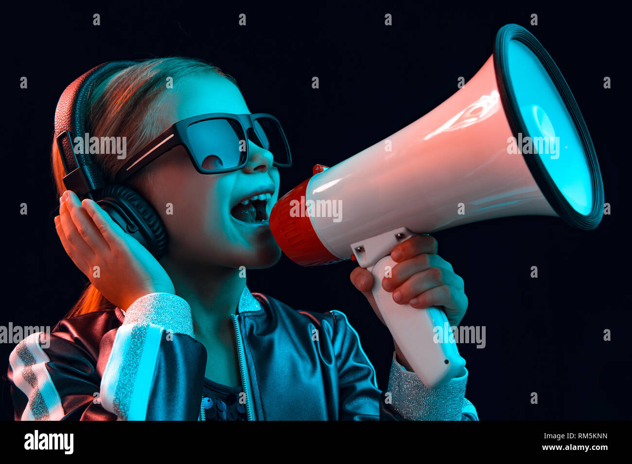 Girl screaming retro hi-res stock photography and images - Alamy