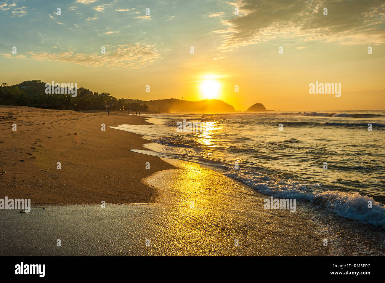 Zipolite beach at sunrise, Pacific coast of Mexico Stock Photo - Alamy