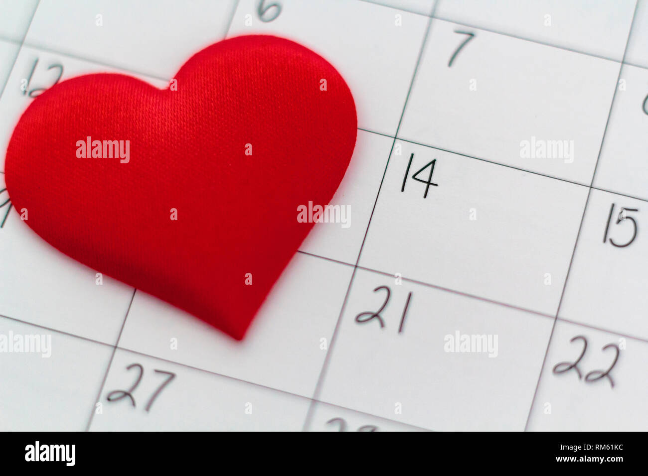 Calendar sheet with14th february date and red heart. Valentines day ...