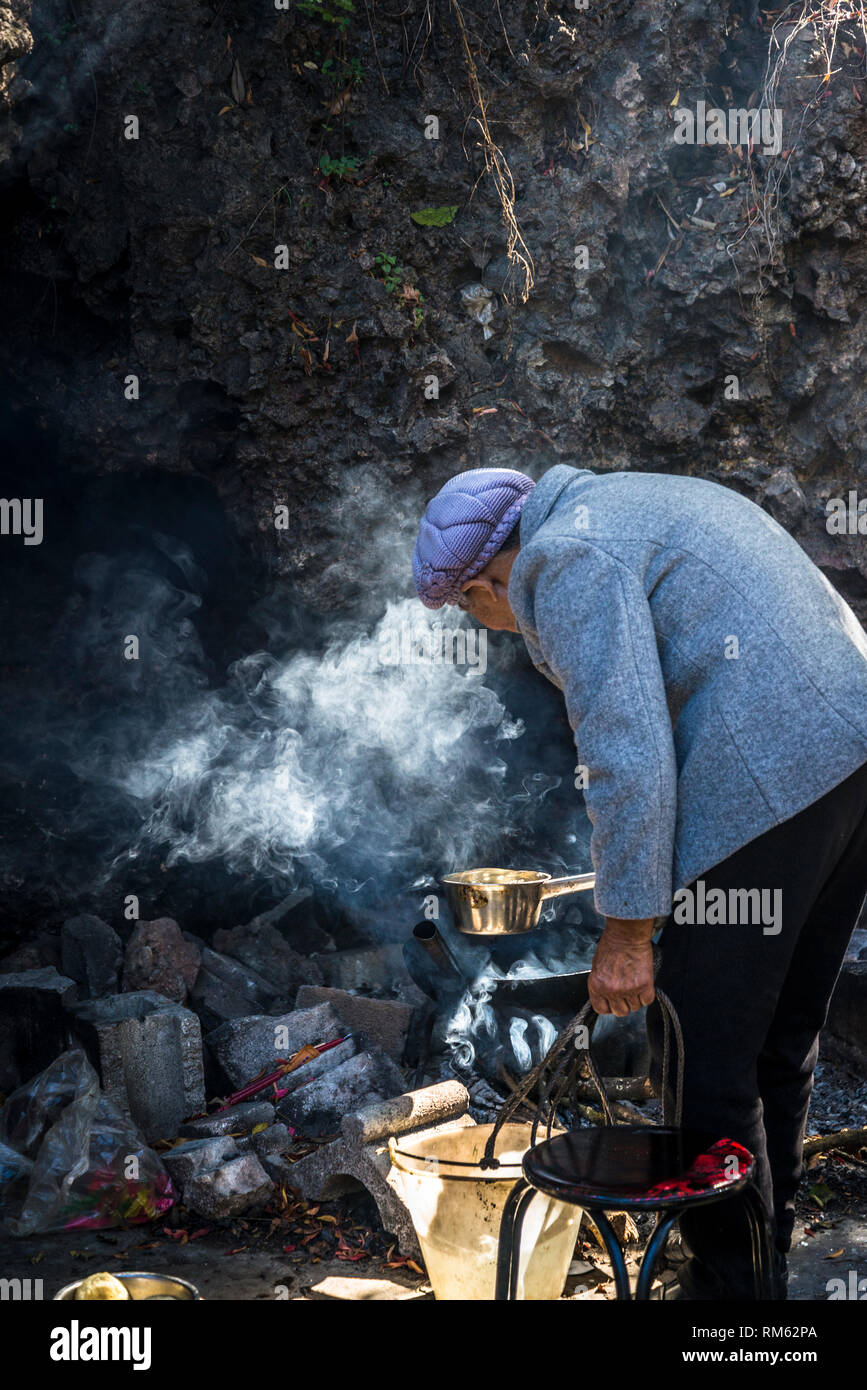 Elderly people by fire hi-res stock photography and images - Alamy
