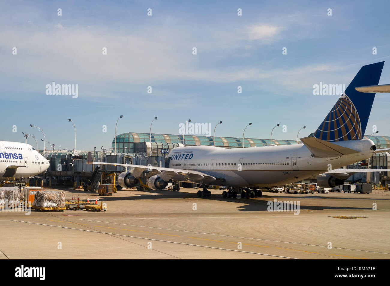 CHICAGO, IL - APRIL 05, 2016: passenger jet aircraft at O'Hare Airport ...