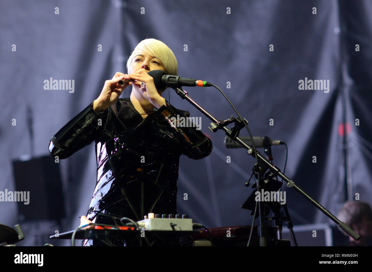 Playing string instruments hi-res stock photography and images - Alamy