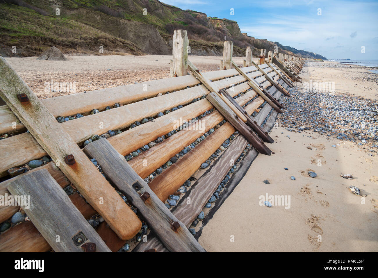 Coastal shingle beach breakwaters hi-res stock photography and images ...