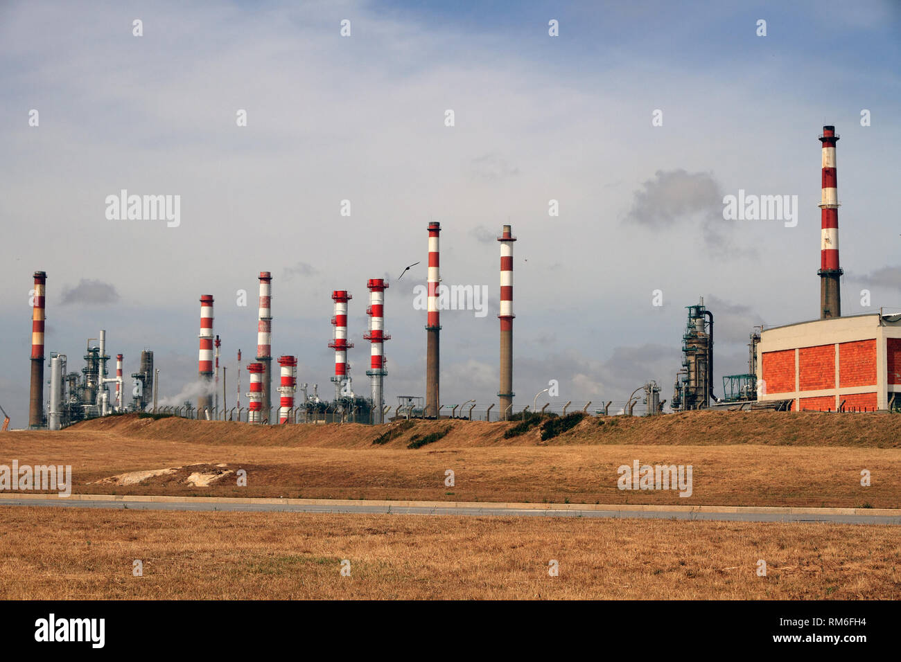 Wide view of a big oil refinery and powerplant Stock Photo - Alamy