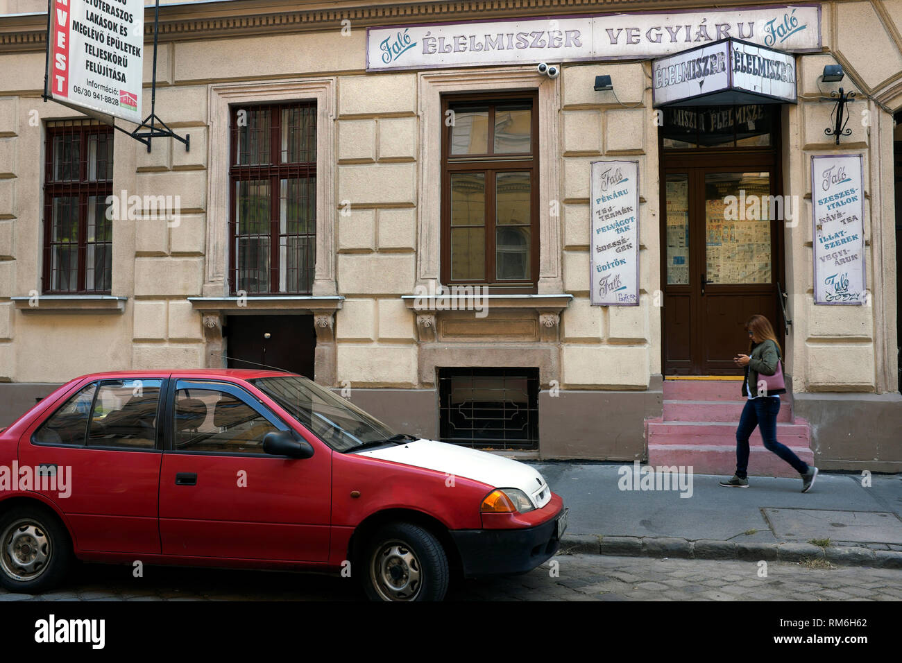 A street in Budapest's inner city Stock Photo - Alamy
