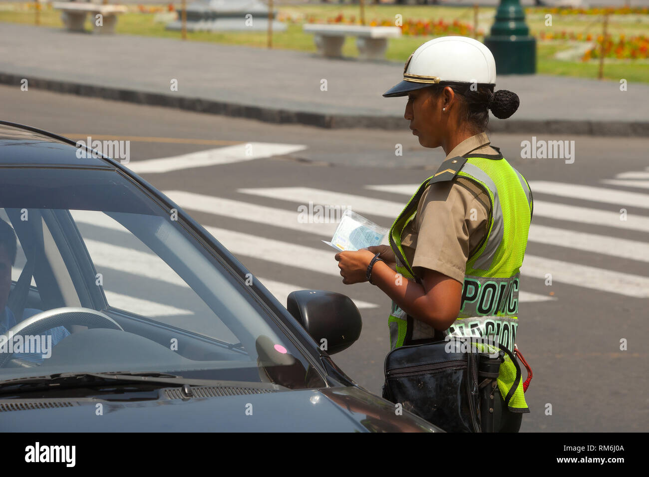 Police giving ticket hi-res stock photography and images - Alamy